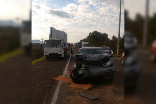 Engavetamento envolvendo quatro veículos deixa uma pessoa ferida na RSC-287